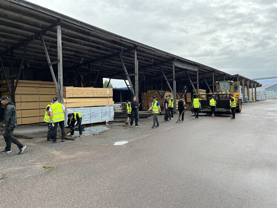 Valbo A-Lag hjälper vår sponsor Valbo Trä / Setra | Valbo HC A-lag Herrar | laget.se